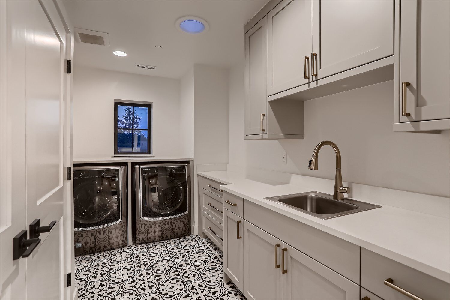 Breathe New Life into Your Laundry Room: 10 Expert Tips for Maximum ...